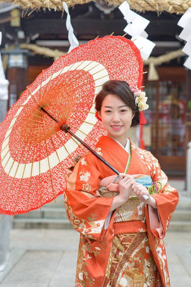 成人式の前撮り、甲子園駅界隈の神社にて。編み込みシニヨン 成人式の前撮り、甲子園駅界隈の神社にて。編み込みシニヨン